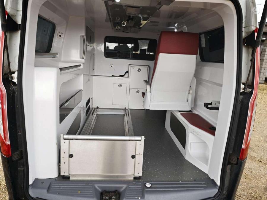 White Ford Tourneo Custom 2013 in Taurage, with an engine capacity of 2.20 L and mileage of 330 thousand km for 4900 €, photo 9 on AUTOMOTO.COM.LV
