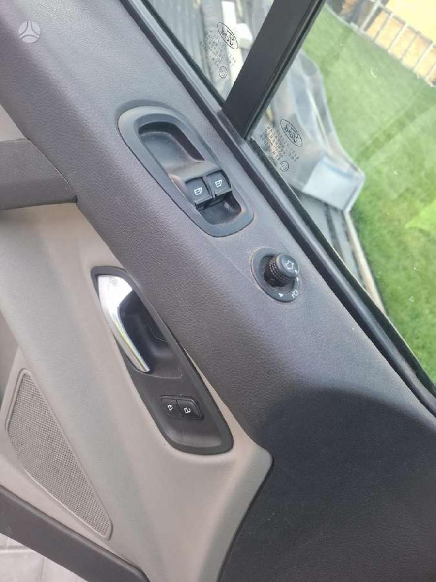 White Ford Tourneo Custom 2014 in Prienai, with an engine capacity of 2.20 L and mileage of 205 thousand km for 7900 €, photo 17 on AUTOMOTO.COM.LV