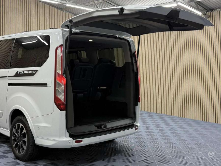 White Ford Tourneo Custom 2020 in Marijampole, with an engine capacity of 2.00 L and mileage of 232 thousand km for 22900 €, photo 9 on AUTOMOTO.COM.LV