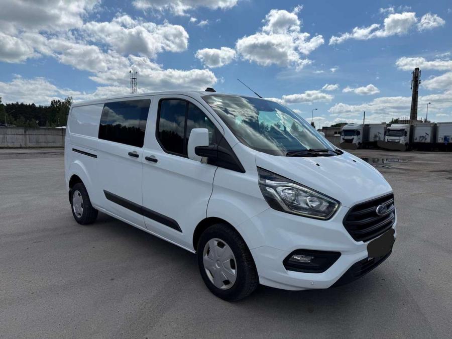 White Ford Tourneo Custom 2022 in Mazeikiai, with an engine capacity of 2.00 L and mileage of 510 thousand km for 9075 €, photo 3 on AUTOMOTO.COM.LV