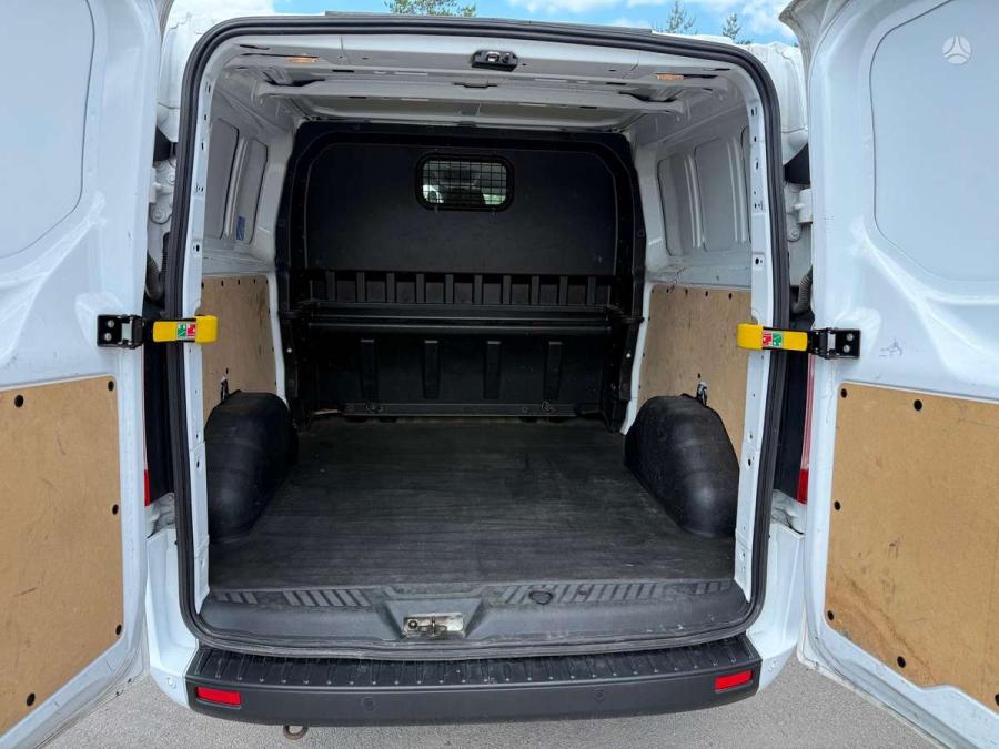 White Ford Tourneo Custom 2022 in Mazeikiai, with an engine capacity of 2.00 L and mileage of 510 thousand km for 9075 €, photo 8 on AUTOMOTO.COM.LV
