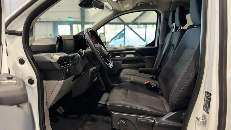 White Ford Tourneo Custom 2024 in Marupe, with an engine capacity of 2.00 L and mileage of 30 thousand km for 40800 €, photo 6 on AUTOMOTO.COM.LV