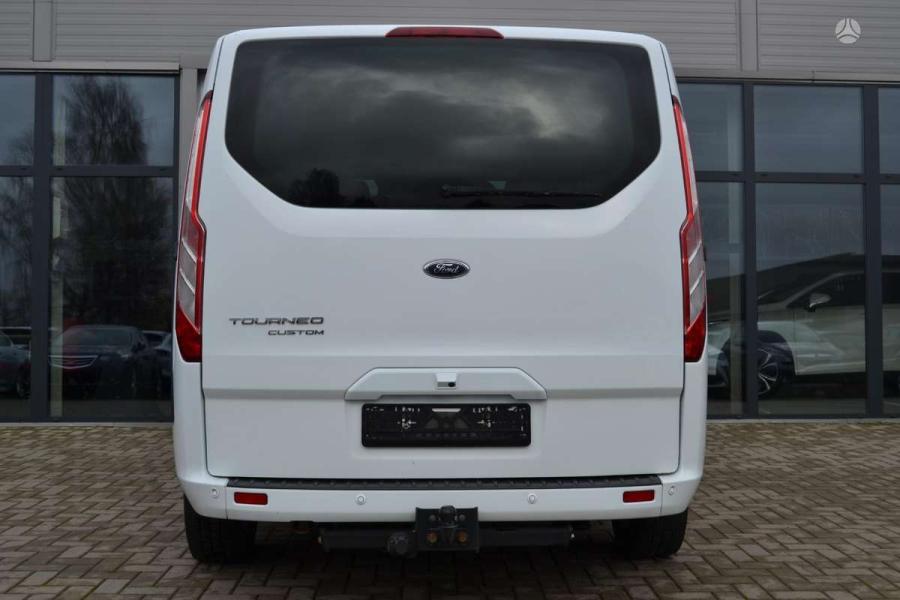 White Ford Tourneo Custom 2015 in Vilnius, with an engine capacity of 2.20 L and mileage of 202 thousand km for 13000 €, photo 8 on AUTOMOTO.COM.LV