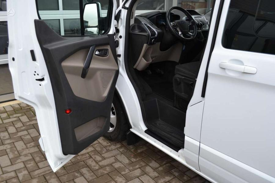 White Ford Tourneo Custom 2015 in Vilnius, with an engine capacity of 2.20 L and mileage of 202 thousand km for 13000 €, photo 12 on AUTOMOTO.COM.LV