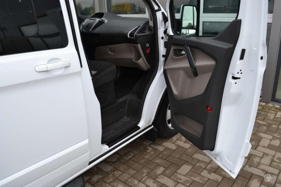 White Ford Tourneo Custom 2015 in Vilnius, with an engine capacity of 2.20 L and mileage of 202 thousand km for 13000 €, photo 18 on AUTOMOTO.COM.LV