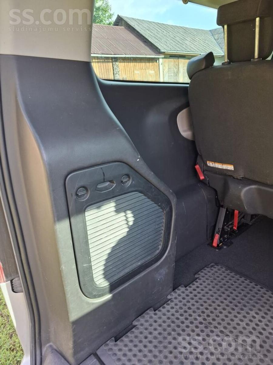 Grey Ford Tourneo 2014 in Riga, with an engine capacity of 2.20 L and mileage of 297 thousand km for 7500 €, photo 11 on AUTOMOTO.COM.LV