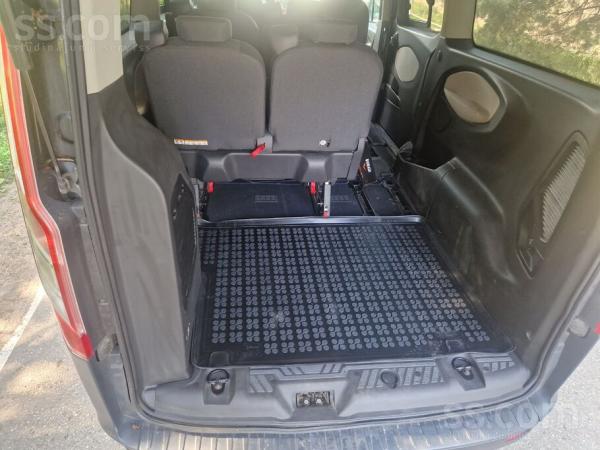 Ford Tourneo 2017 Rīga vietnē Pelēks Ford Tourneo 2017 Rīga, ar dzinēja tilpumu 2.00 L un nobraukumu 187 tūkst. km par 12900 €, foto 7 vietnē AUTOMOTO.COM.LV