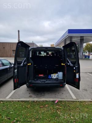 Pelēks Ford Tourneo 2018 Rīga, ar dzinēja tilpumu 2.00 L un nobraukumu 19 tūkst. km par 19900 €, foto 5 vietnē AUTOMOTO.COM.LV