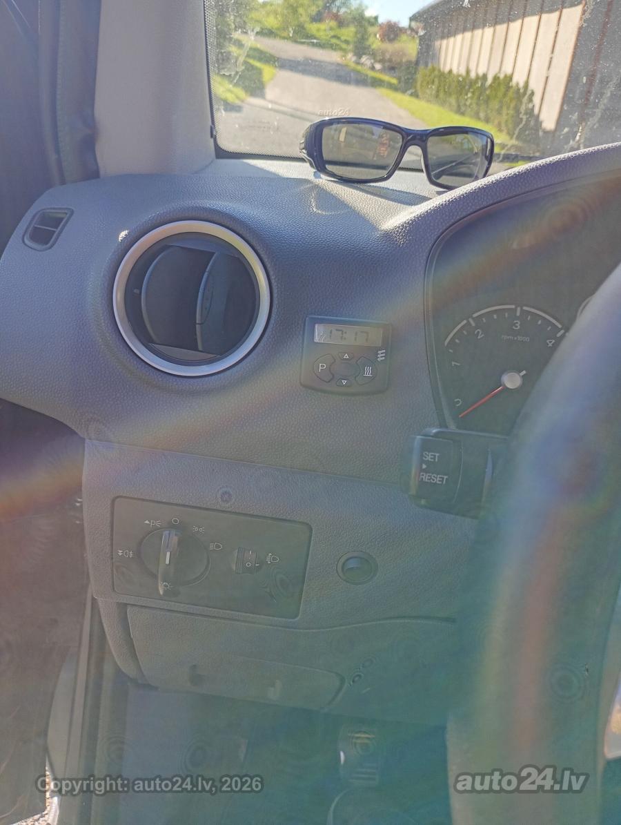 Pelēks Ford Tourneo 2010 Tiri, ar dzinēja tilpumu 1.80 L un nobraukumu 330 tūkst. km par 2000 €, foto 11 vietnē AUTOMOTO.COM.LV