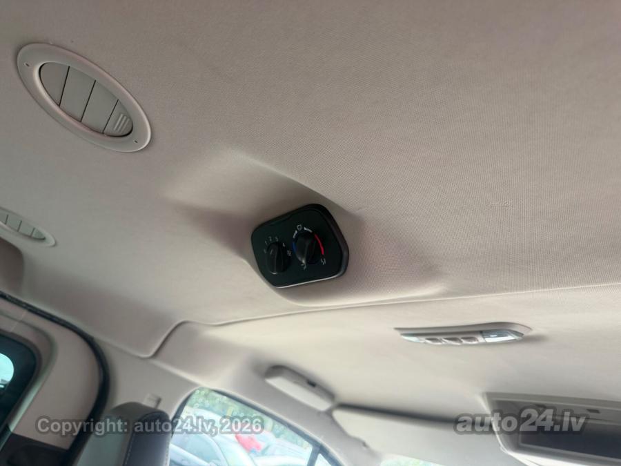 Pelēks Ford Tourneo 2014 Veru, ar dzinēja tilpumu 2.20 L un nobraukumu 261 tūkst. km par 10990 €, foto 13 vietnē AUTOMOTO.COM.LV
