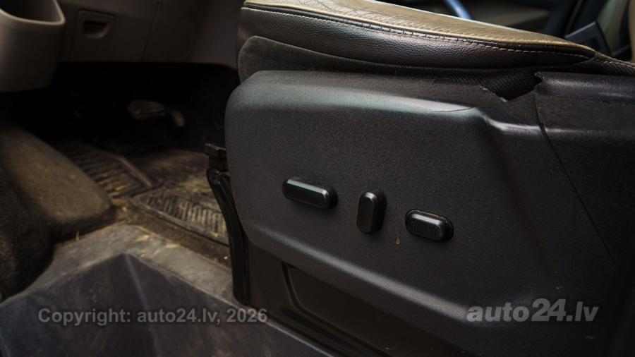 Pelēks Ford Tourneo 2017 Tallina, ar dzinēja tilpumu 2.00 L un nobraukumu 235 tūkst. km par 19999 €, foto 16 vietnē AUTOMOTO.COM.LV