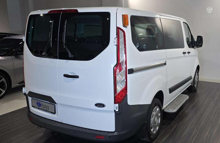 White Ford Tourneo 2016 in Siauliai, with an engine capacity of 2.20 L and mileage of 110 thousand km for 16900 €, photo 4 on AUTOMOTO.COM.LV