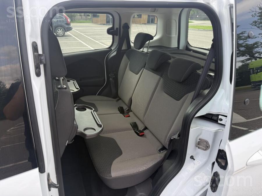 Balts Ford Tourneo 2017 Rīga, ar dzinēja tilpumu 1.00 L un nobraukumu 174 tūkst. km par 5990 €, foto 16 vietnē AUTOMOTO.COM.LV