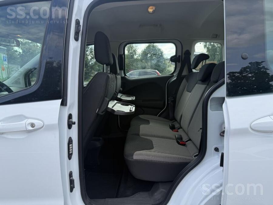Balts Ford Tourneo 2017 Rīga, ar dzinēja tilpumu 1.00 L un nobraukumu 174 tūkst. km par 5990 €, foto 17 vietnē AUTOMOTO.COM.LV