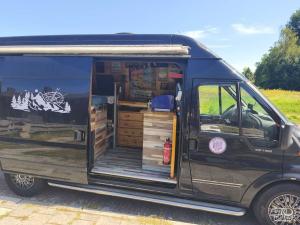 Black Ford Transit 2004 in Vilnius, with an engine capacity of 2.00 L and mileage of 317 thousand km for 5555 €, photo 22 on AUTOMOTO.COM.LV