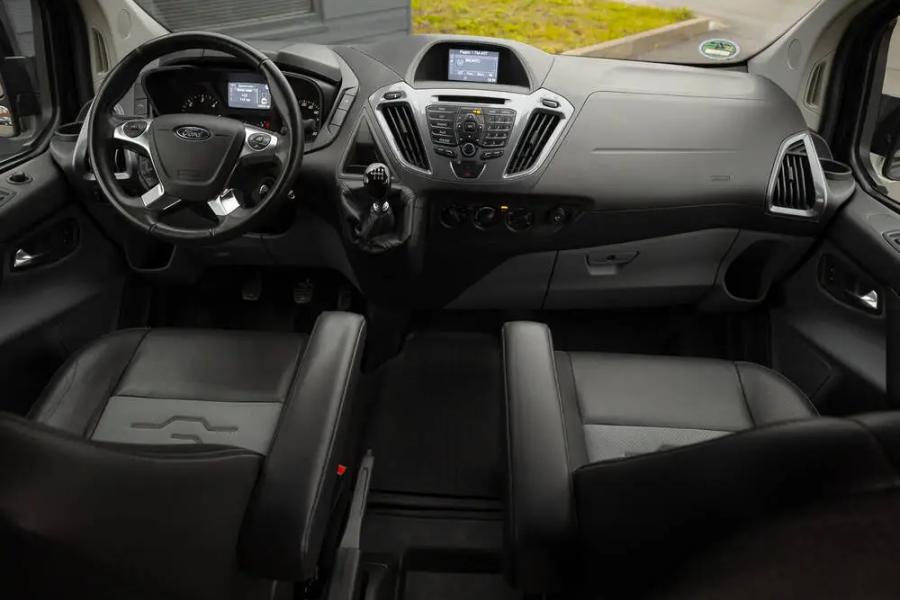 Black Ford Transit 2017 in Jelgava, with an engine capacity of 2.00 L and mileage of 160 thousand km for 15950 €, photo 10 on AUTOMOTO.COM.LV