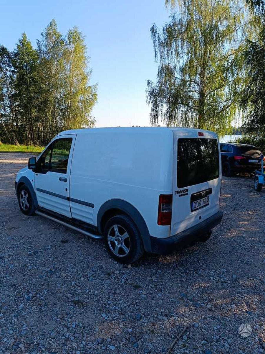 White Ford Transit Connect 2004 in Ukmerge, with an engine capacity of 1.80 L and mileage of 3845 thousand km for 1300 €, photo 3 on AUTOMOTO.COM.LV