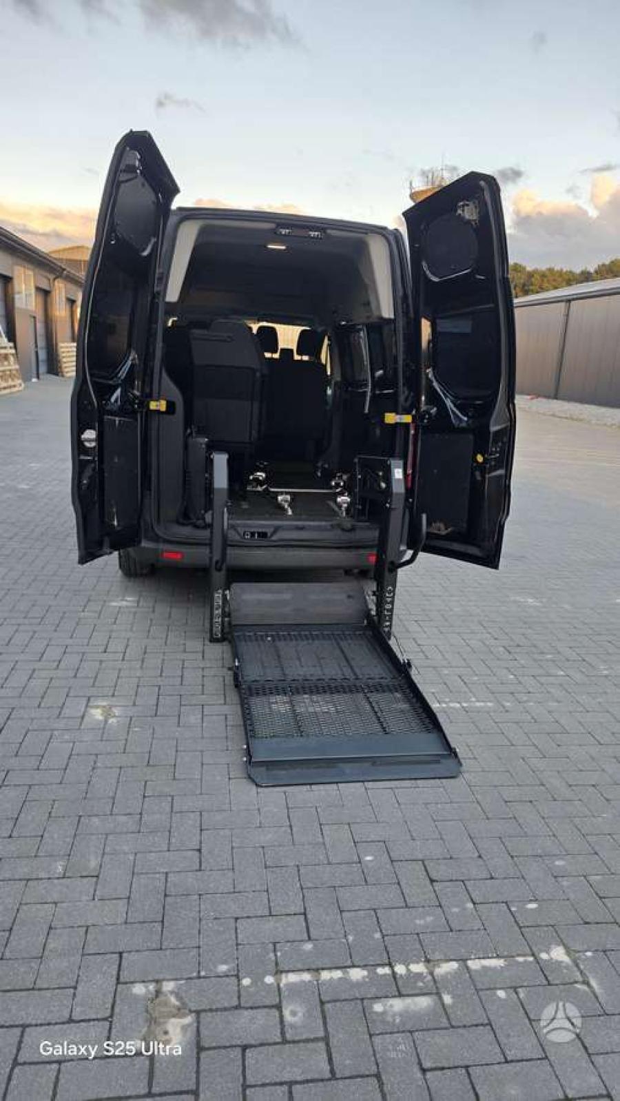 Black Ford Transit Custom 2016 in Klaipeda, with an engine capacity of 2.20 L and mileage of 237 thousand km for 7990 €, photo 14 on AUTOMOTO.COM.LV