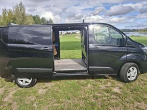 Melns Ford Transit Custom 2019 Jurbarkas, ar dzinēja tilpumu 2.00 L un nobraukumu 227 tūkst. km par 11200 €, foto 12 vietnē AUTOMOTO.COM.LV