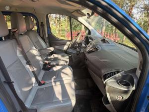 Blue Ford Transit Custom 2013 in Vilnius, with an engine capacity of 2.20 L and mileage of 327 thousand km for 8500 €, photo 15 on AUTOMOTO.COM.LV
