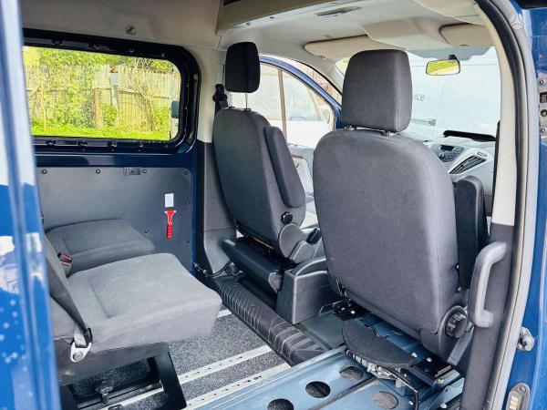 Blue Ford Transit Custom 2016 in Taurage, with an engine capacity of 2.00 L and mileage of 178 thousand km for 7800 €, photo 4 on AUTOMOTO.COM.LV
