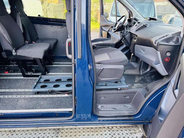 Blue Ford Transit Custom 2016 in Taurage, with an engine capacity of 2.00 L and mileage of 178 thousand km for 7800 €, photo 7 on AUTOMOTO.COM.LV
