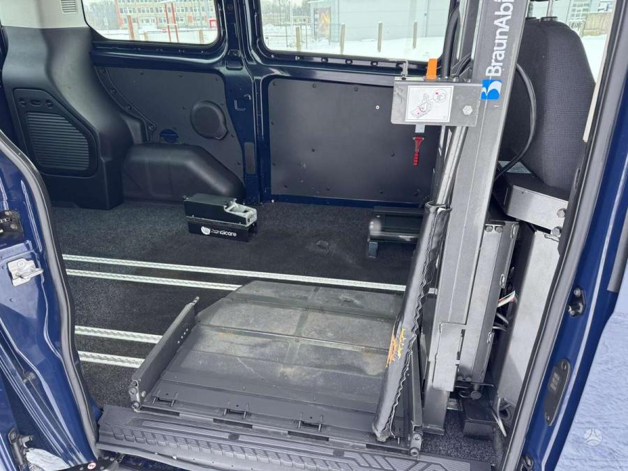 Blue Ford Transit Custom 2018 in Taurage, with an engine capacity of 2.00 L and mileage of 176 thousand km for 9700 €, photo 14 on AUTOMOTO.COM.LV