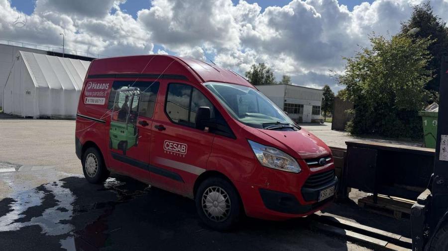 Red Ford Transit Custom 2017 in Vilnius, with an engine capacity of 2.00 L and mileage of 158 thousand km for 3499 €, photo 1 on AUTOMOTO.COM.LV