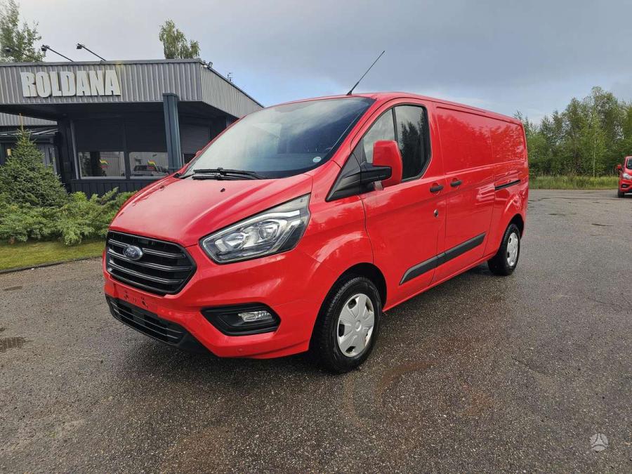 Red Ford Transit Custom 2019 in Pakruojis, with an engine capacity of 2.00 L and mileage of 212 thousand km for 9200 €, photo 1 on AUTOMOTO.COM.LV