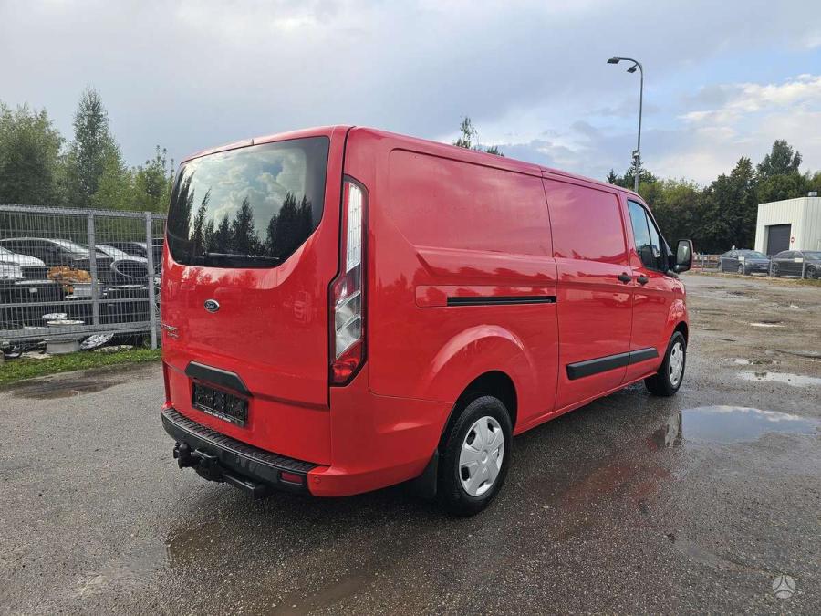 Red Ford Transit Custom 2019 in Pakruojis, with an engine capacity of 2.00 L and mileage of 212 thousand km for 9200 €, photo 5 on AUTOMOTO.COM.LV