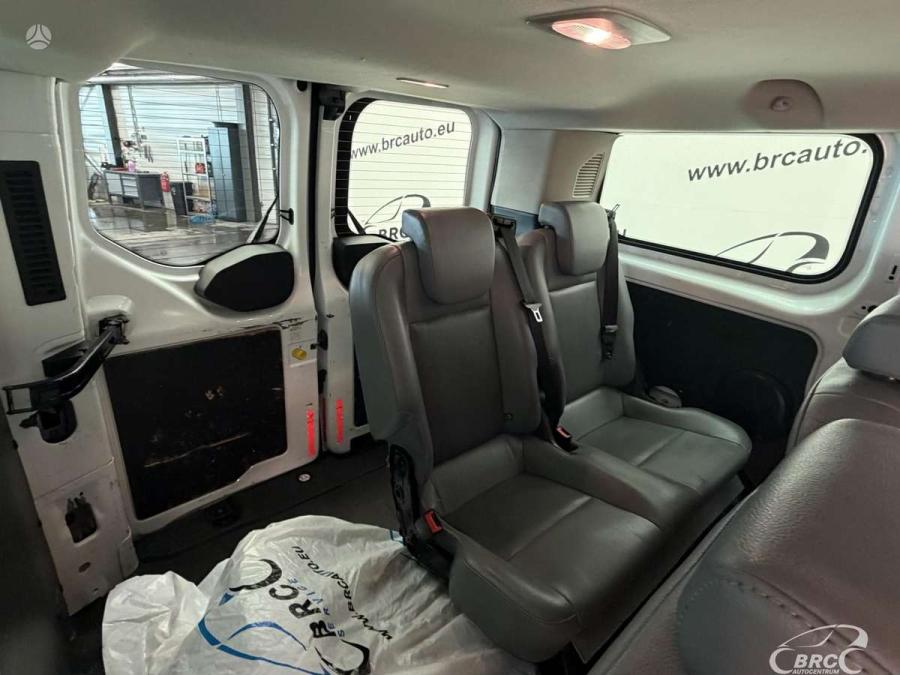 White Ford Transit Custom 2014 in Vilnius, with an engine capacity of 2.20 L and mileage of 294 thousand km for 5900 €, photo 13 on AUTOMOTO.COM.LV