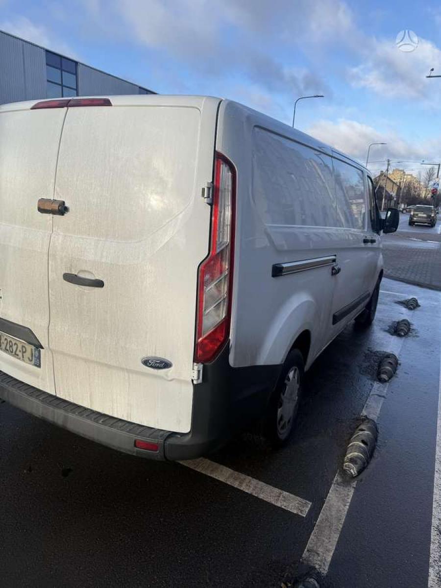 White Ford Transit Custom 2016 in Vilnius, with an engine capacity of 2.20 L and mileage of 156 thousand km for 9950 €, photo 3 on AUTOMOTO.COM.LV