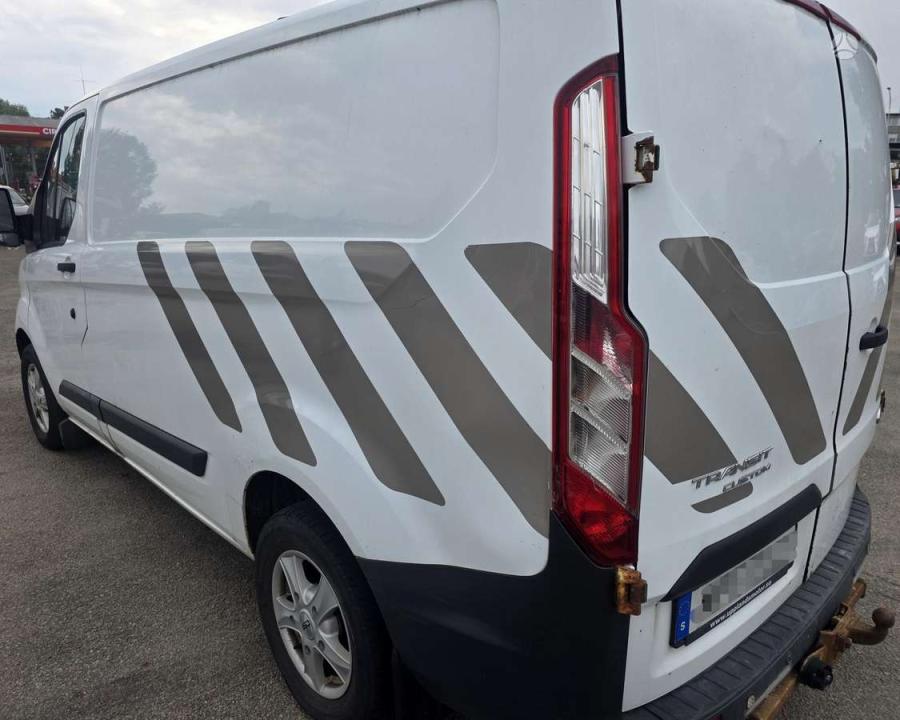 White Ford Transit Custom 2016 in Marijampole, with an engine capacity of 2.20 L and mileage of 257 thousand km for 4250 €, photo 4 on AUTOMOTO.COM.LV