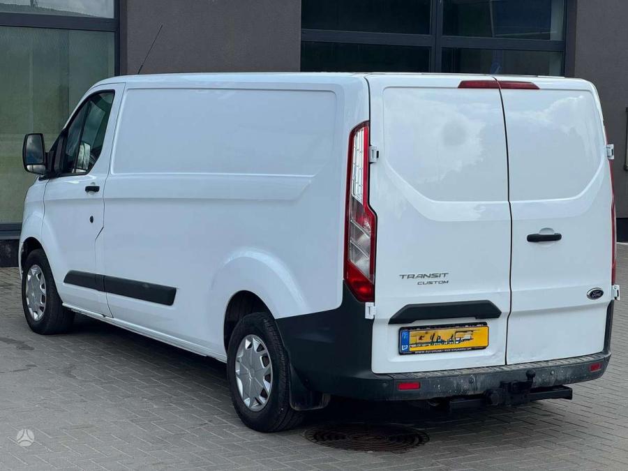White Ford Transit Custom 2017 in Taurage, with an engine capacity of 2.00 L and mileage of 186 thousand km for 7000 €, photo 3 on AUTOMOTO.COM.LV