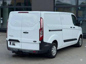 White Ford Transit Custom 2017 in Taurage, with an engine capacity of 2.00 L and mileage of 186 thousand km for 7000 €, photo 6 on AUTOMOTO.COM.LV