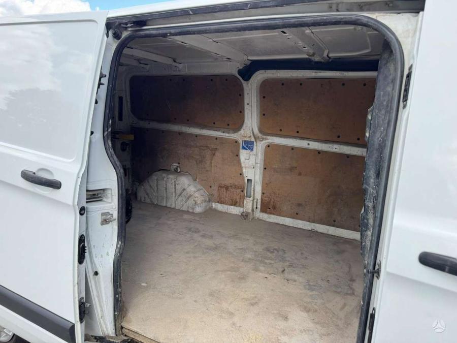 White Ford Transit Custom 2017 in Taurage, with an engine capacity of 2.00 L and mileage of 186 thousand km for 7000 €, photo 9 on AUTOMOTO.COM.LV