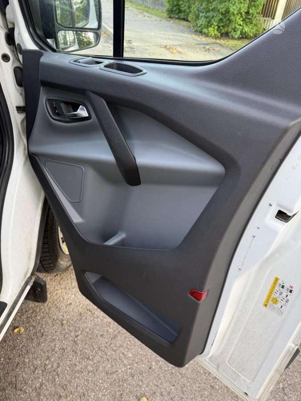 White Ford Transit Custom 2017 in Vilnius, with an engine capacity of 2.00 L and mileage of 204 thousand km for 7500 €, photo 5 on AUTOMOTO.COM.LV
