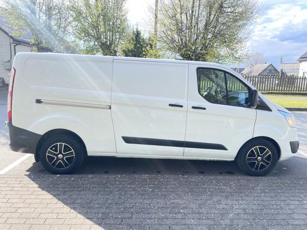 White Ford Transit Custom 2018 in Siauliai, with an engine capacity of 2.00 L and mileage of 305 thousand km for 7050 €, photo 3 on AUTOMOTO.COM.LV