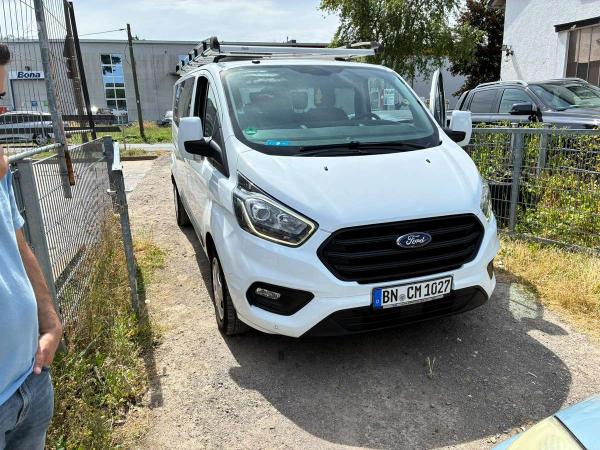 White Ford Transit Custom 2018 in Utena, with an engine capacity of 2.00 L and mileage of 226 thousand km for 11900 €, photo 1 on AUTOMOTO.COM.LV
