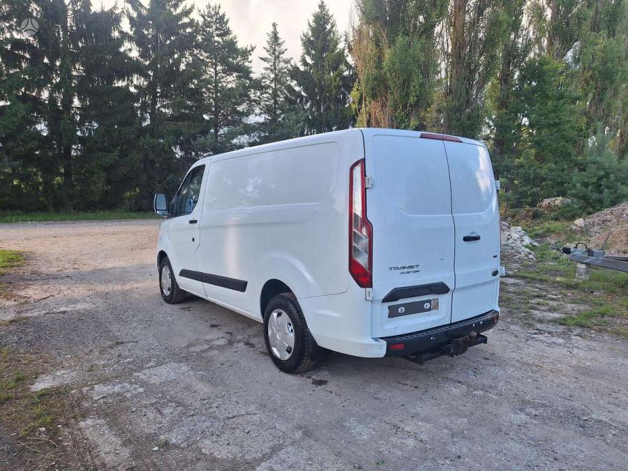 White Ford Transit Custom 2018 in Taurage, with an engine capacity of 2.00 L and mileage of 234 thousand km for 6400 €, photo 5 on AUTOMOTO.COM.LV