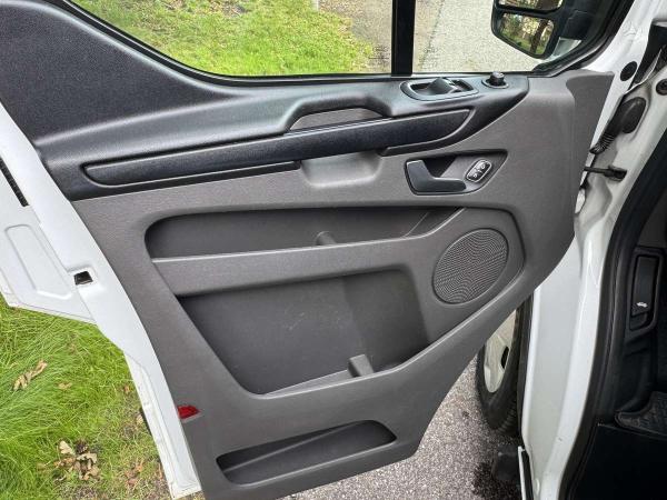 White Ford Transit Custom 2019 in Marijampole, with an engine capacity of 0.00 L and mileage of 143 thousand km for 14250 €, photo 10 on AUTOMOTO.COM.LV