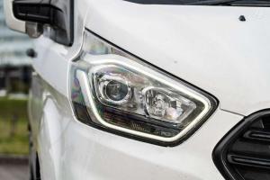 White Ford Transit Custom 2019 in Vilnius, with an engine capacity of 2.00 L and mileage of 220 thousand km for 10000 €, photo 5 on AUTOMOTO.COM.LV