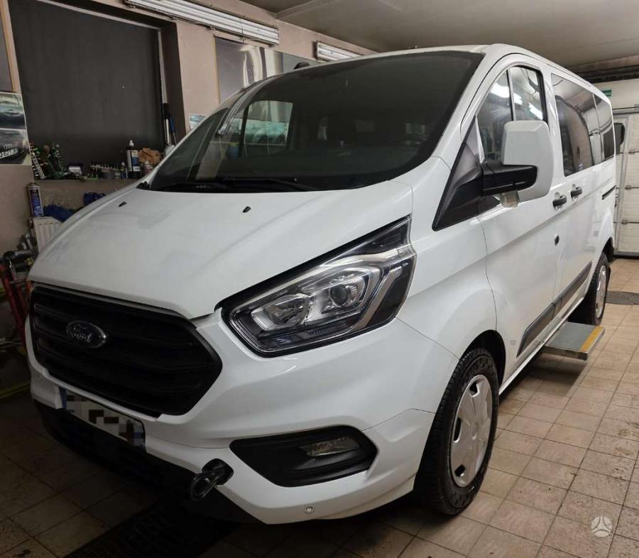 White Ford Transit Custom 2020 in Taurage, with an engine capacity of 2.00 L and mileage of 214 thousand km for 10600 €, photo 3 on AUTOMOTO.COM.LV