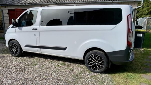 White Ford Transit Custom 2018 in Mazeikiai, with an engine capacity of 2.00 L and mileage of 240 thousand km for 13900 €, photo 2 on AUTOMOTO.COM.LV