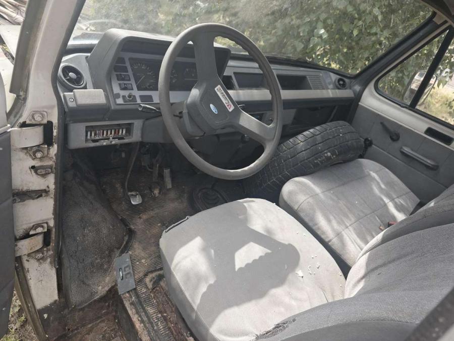 Green Ford Transit 1985 in Vilnius, with an engine capacity of 2.00 L and mileage of 300 thousand km for 740 €, photo 8 on AUTOMOTO.COM.LV