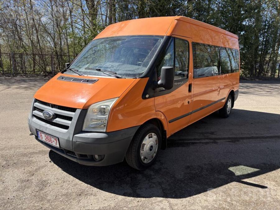 Orange Ford Transit 2011 in Ogre, with an engine capacity of 2.20 L and mileage of 93 thousand km for 7980 €, photo 4 on AUTOMOTO.COM.LV