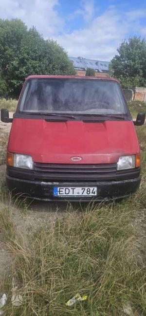 Sarkans Ford Transit 1991 Kauņa, ar dzinēja tilpumu 2.50 L un nobraukumu 180 tūkst. km par 800 €, foto  vietnē AUTOMOTO.COM.LV