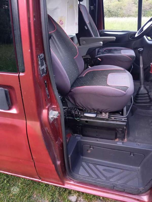 Red Ford Transit 2004 in Vilnius, with an engine capacity of 2.00 L and mileage of 250 thousand km for 2999 €, photo 8 on AUTOMOTO.COM.LV