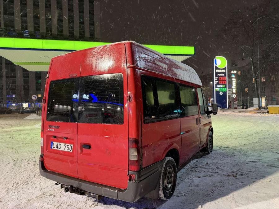 Red Ford Transit 2007 in Vilnius, with an engine capacity of 2.20 L and mileage of 210 thousand km for 2250 €, photo 5 on AUTOMOTO.COM.LV