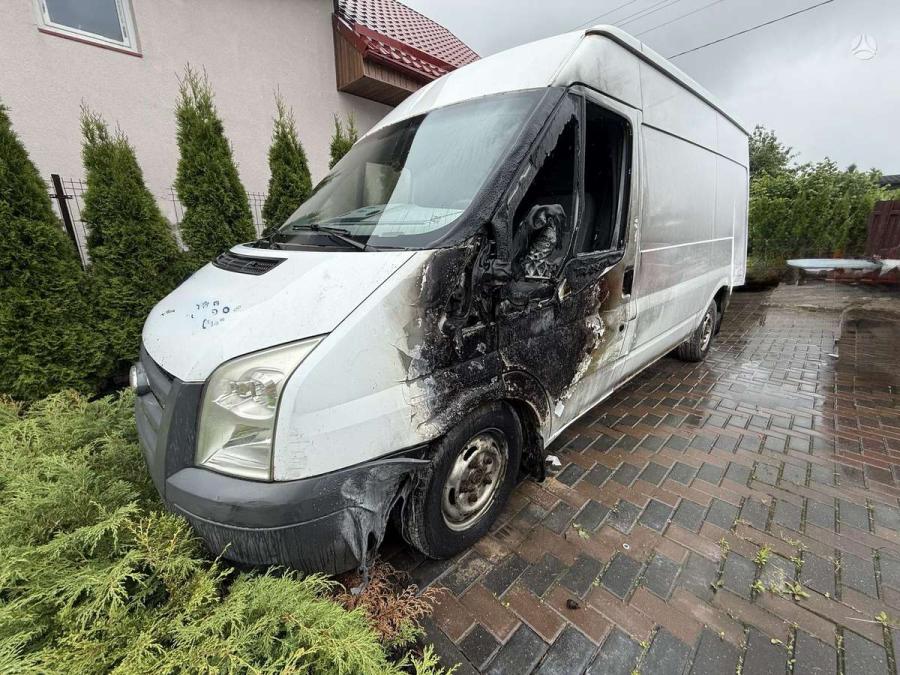 White Ford Transit 2005 in Vilnius, with an engine capacity of 2.20 L and mileage of 230 thousand km for 1050 €, photo 5 on AUTOMOTO.COM.LV